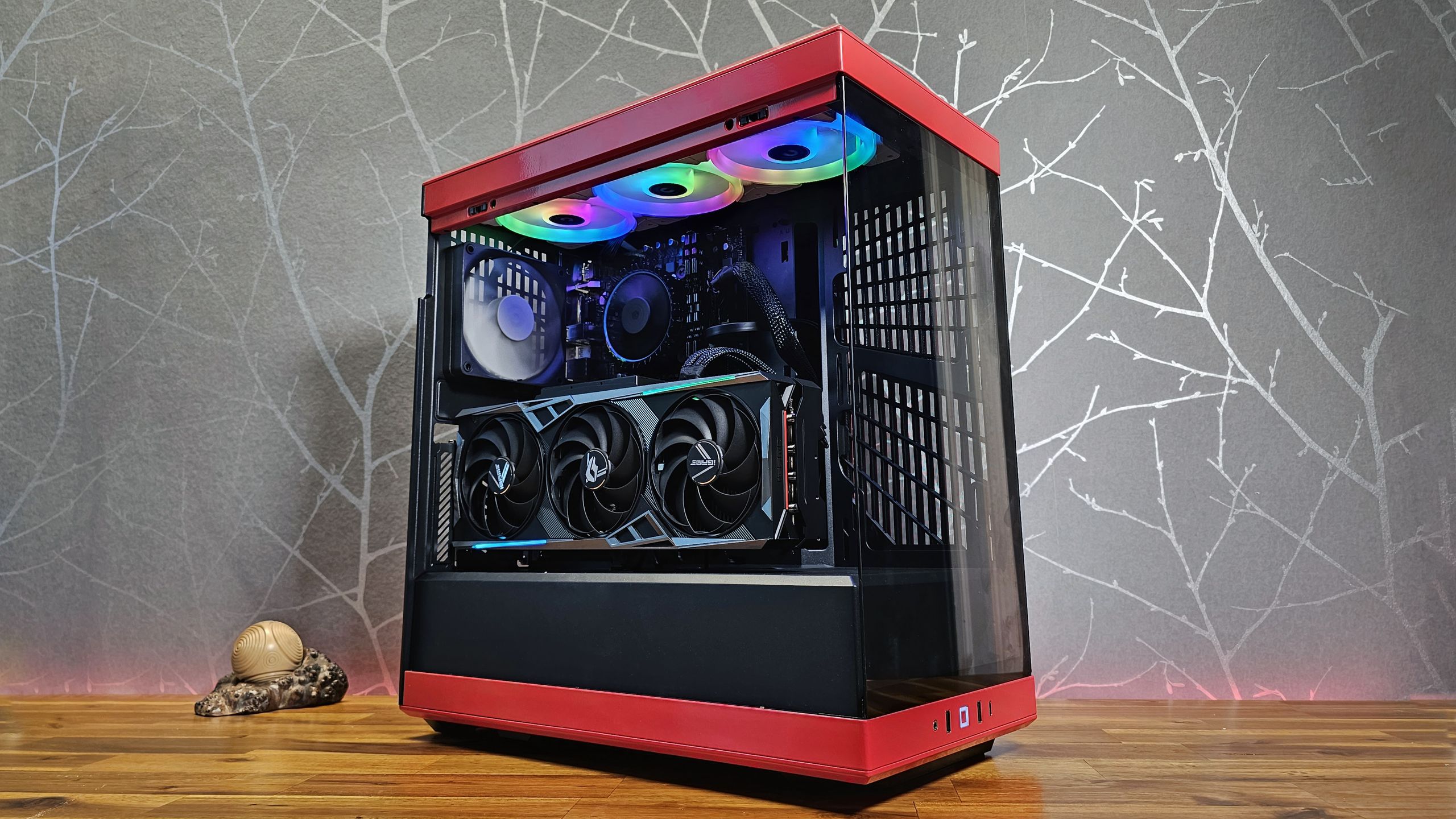 Hands On: Hyte’s Y40 Is a Pretty, Affordable PC Show Case | Tom's Hardware