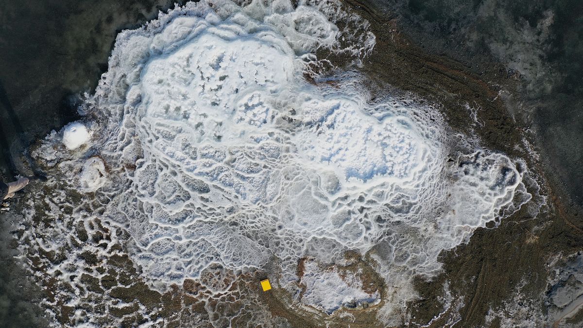 Strange 'Martian' Mineral Mounds Rise Up from Utah's Great Salt Lake ...