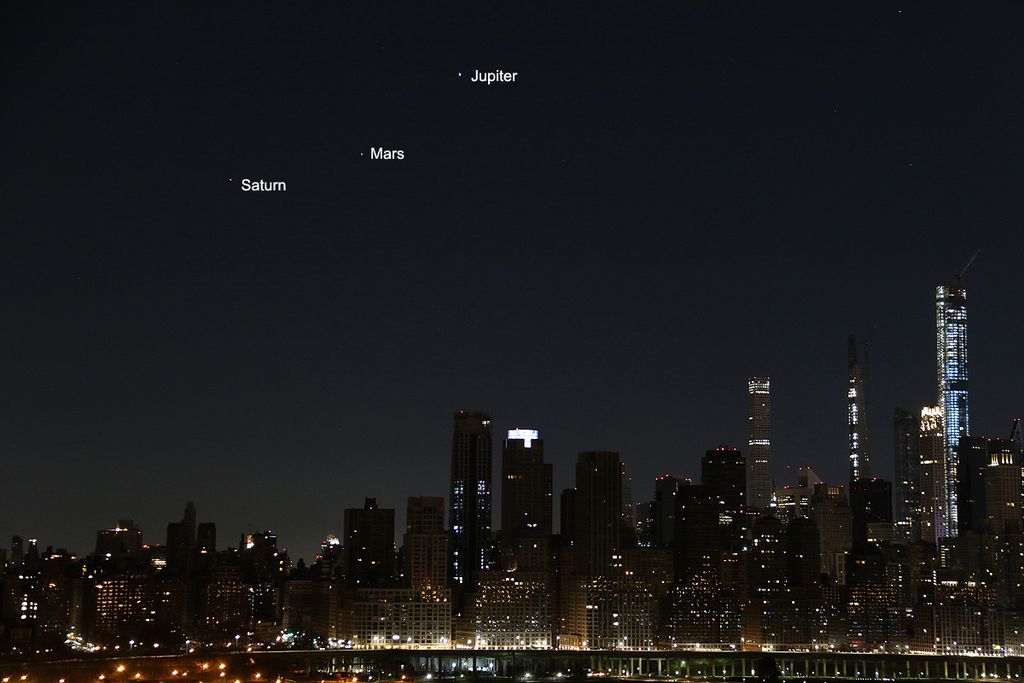 Saturn, Mars and Jupiter align over New York City in gorgeous night-sky ...