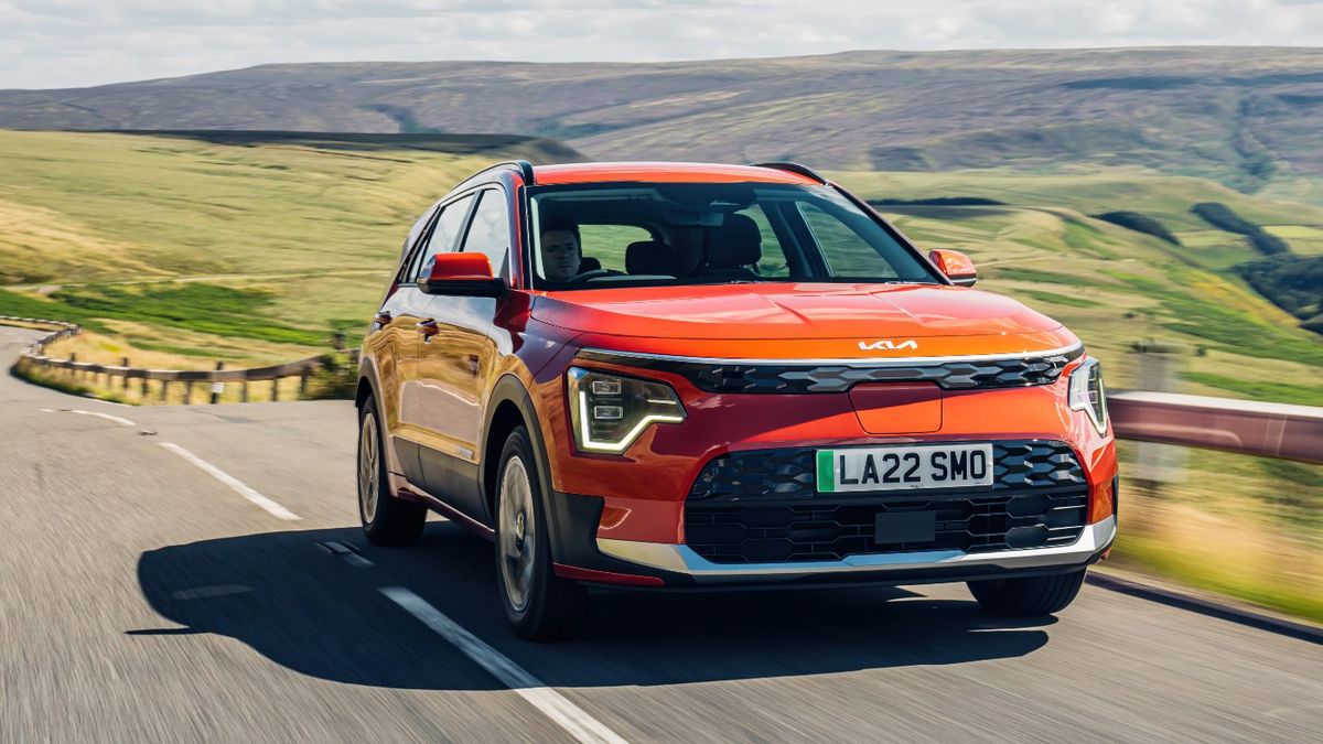 Kia Niro Plug-in Hybrid (PHEV) 2022: new car review, UK price, pictures ...