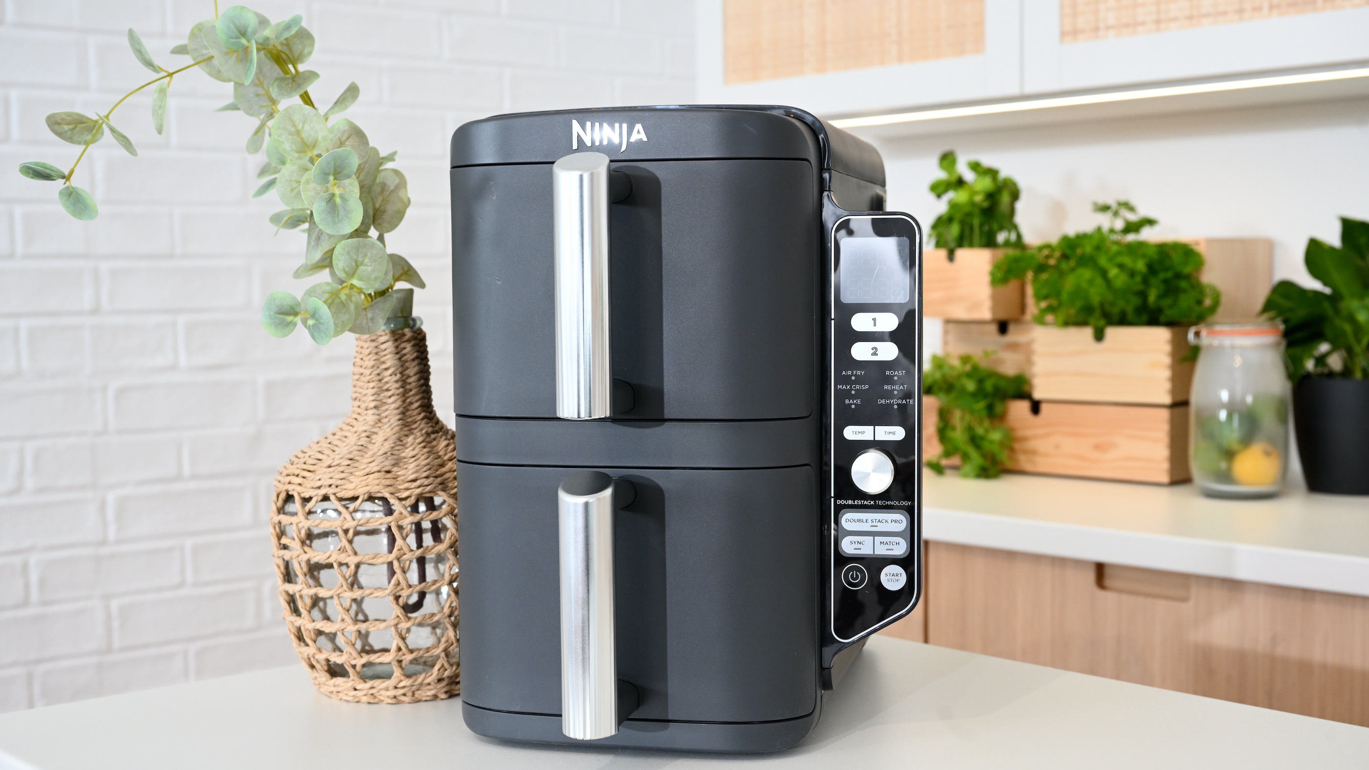 Ninjas Double Stack Air Fryer Har Dobbelt Kapacitet Og Fylder Mindre