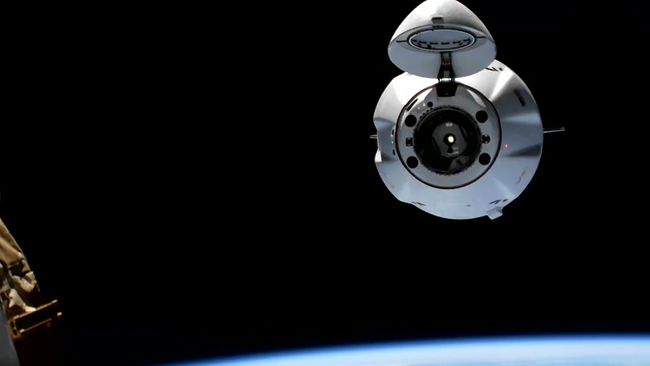 SpaceX Dragon cargo capsule arrives at the ISS with 5,000 pounds of ...