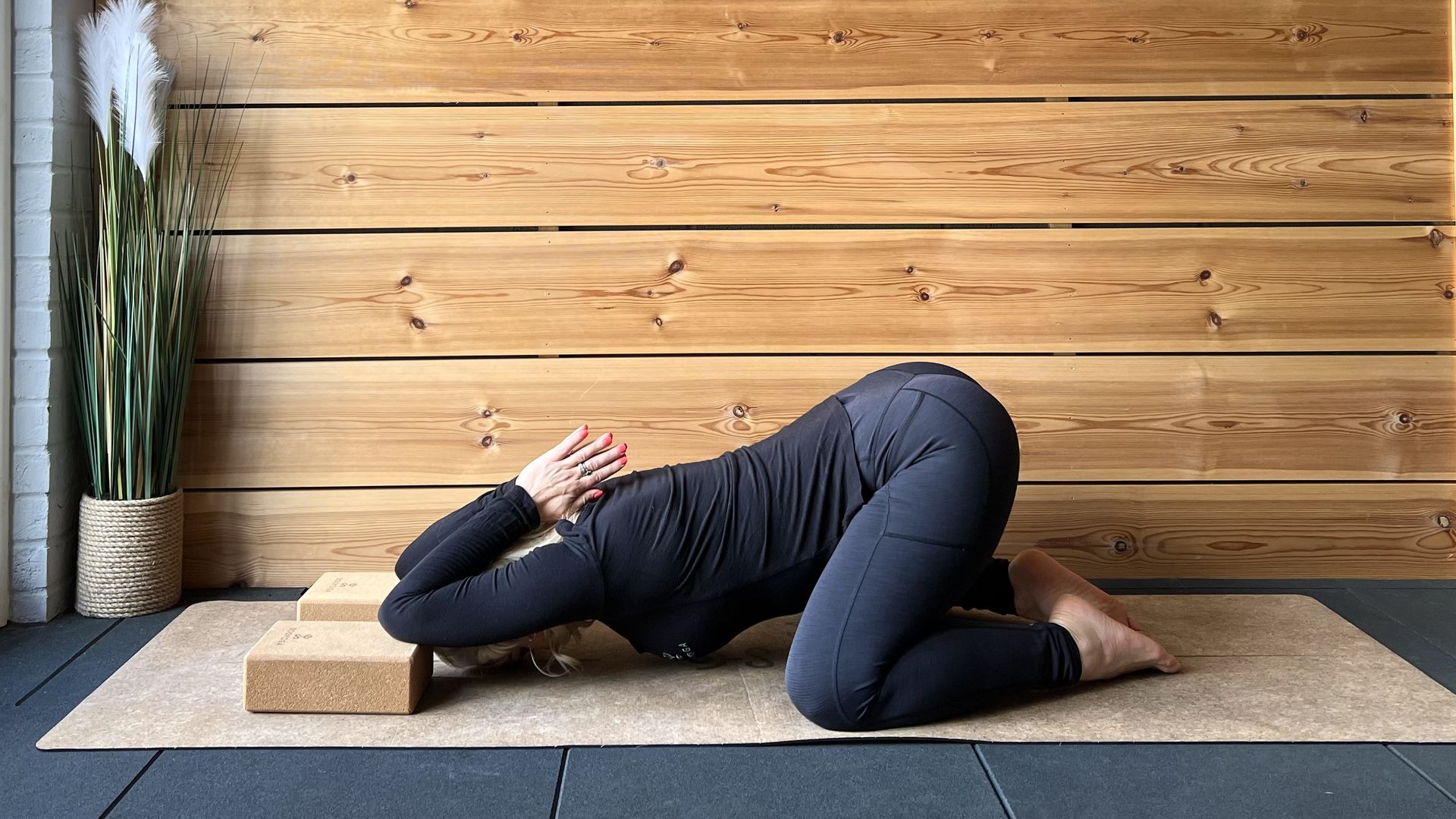 How to use yoga blocks to alleviate wrist pain, improve your stability ...