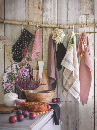 Farmhouse kitchen wall decor: 12 rustic wall decor ideas | Homes and ...