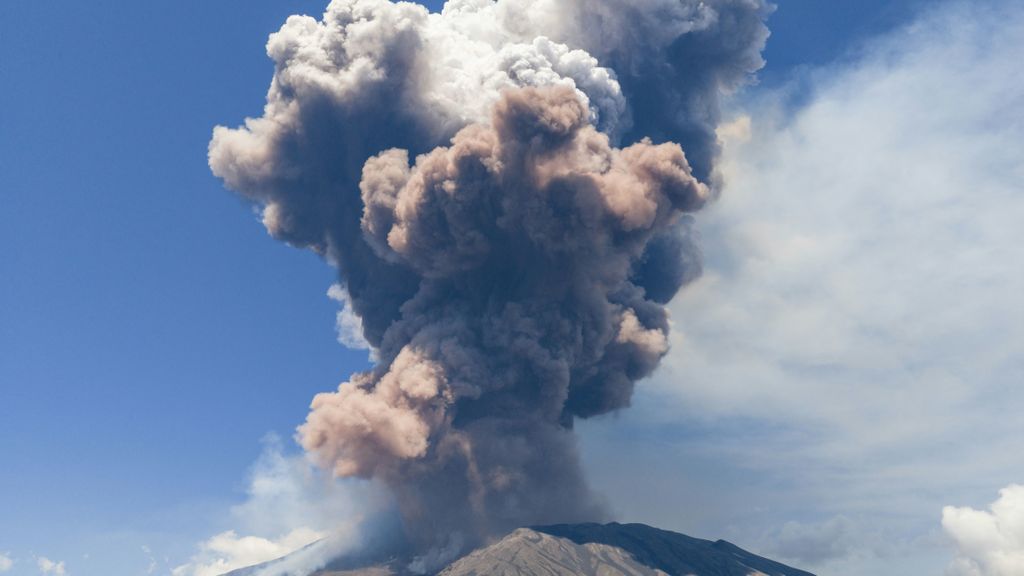 Mount Etna eruption in images: See Europe's largest active volcano blow ...