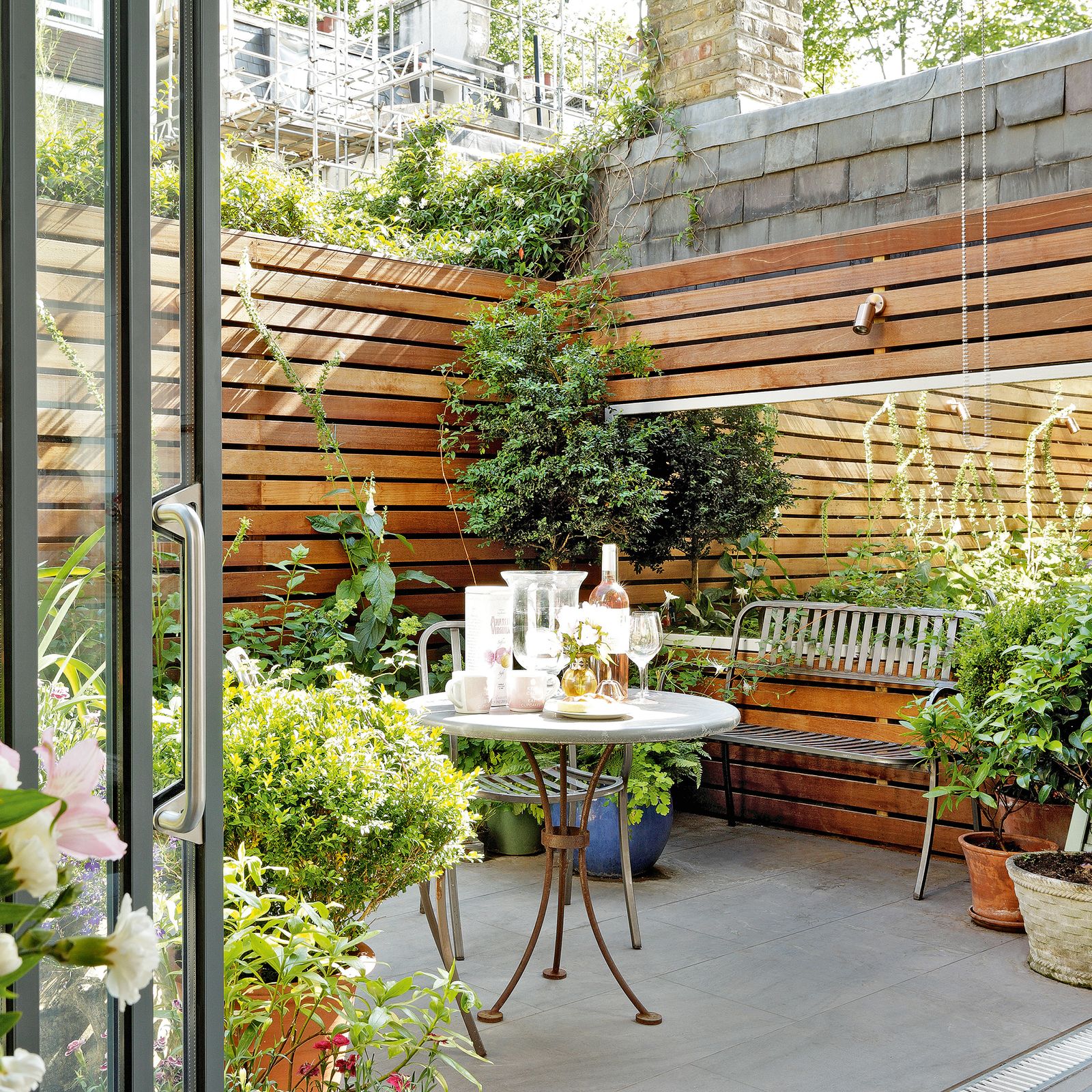9 small garden fence ideas - the best colours and materials | Ideal Home