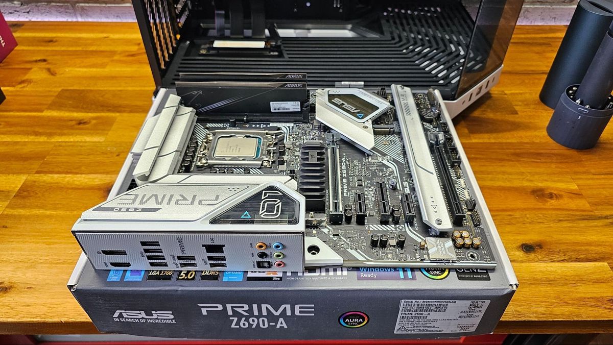 Hands-on with Hyte's Nexus Link: Huge-screen AIO cooler takes center ...