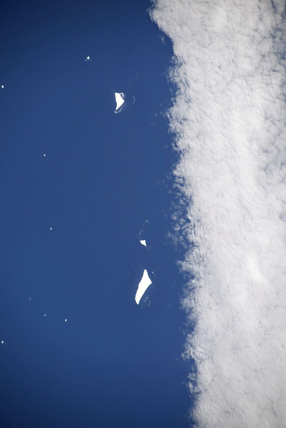 ISS astronaut snaps amazing photos of icebergs from space | Space