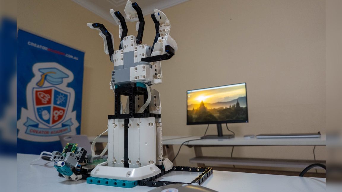 Raspberry Pi Build HAT Used in Computer Vision Robot Arm | Tom's Hardware