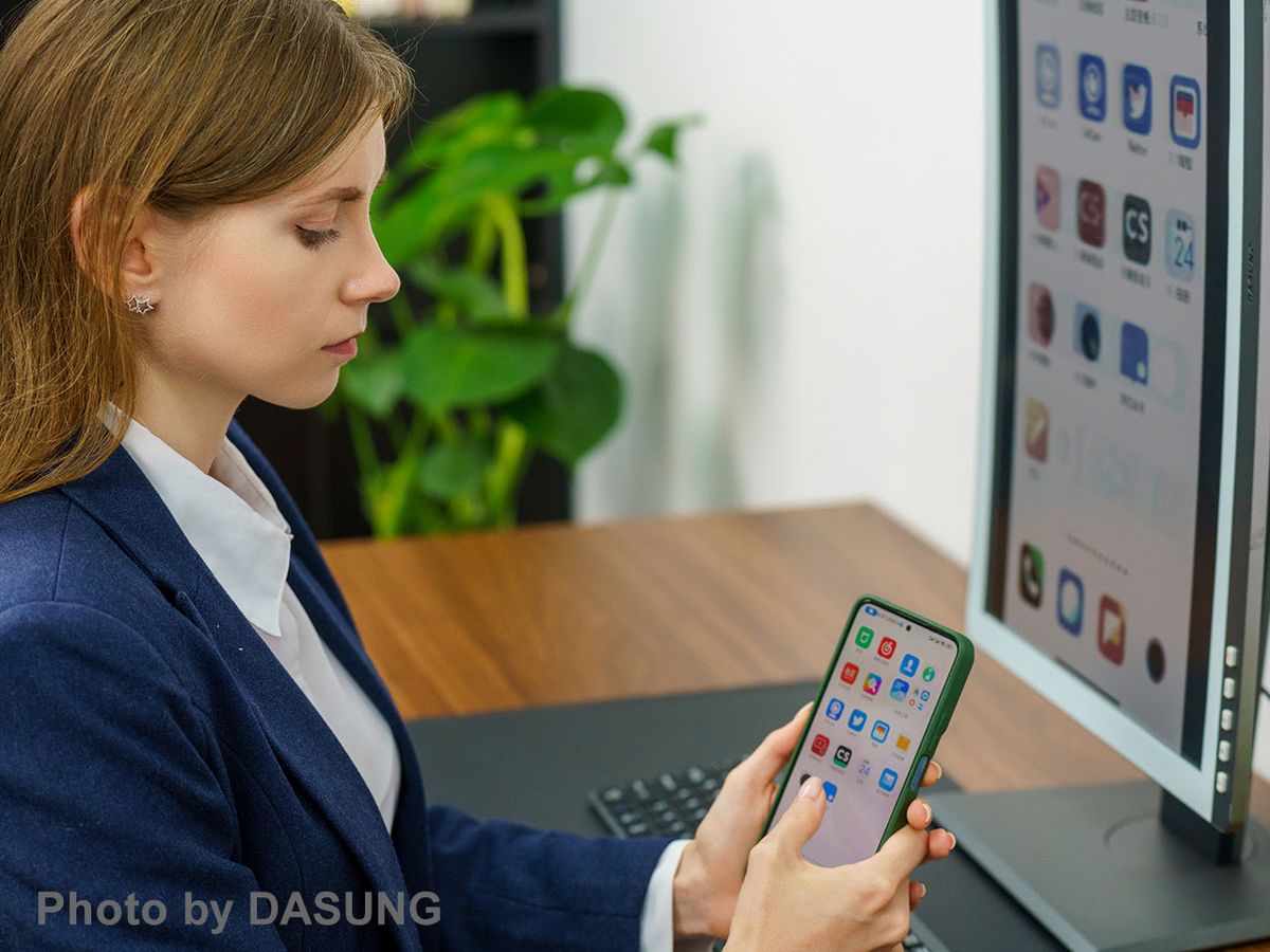 The world's first colour e-ink monitor is essentially a 25-inch Kindle ...