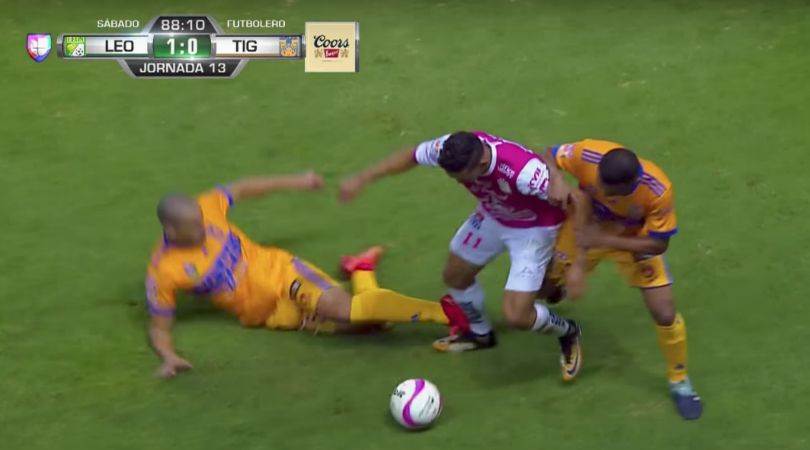 Tigres player Jorge Torres gets humiliated twice... and then sees red ...