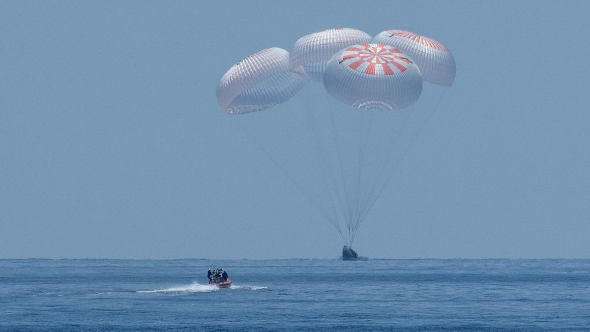SpaceX Crew Dragon makes historic 1st splashdown to return NASA ...