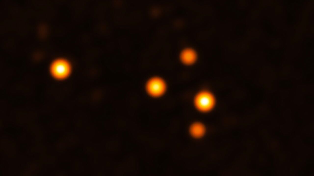 Astronomers capture sharpest images ever of Milky Way's heart | Live ...