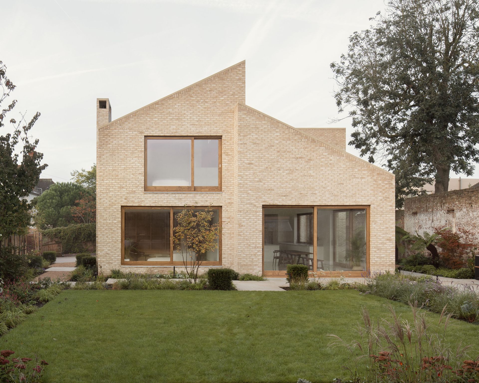 Timber-framed Wimbledon house is a minimalist, low-energy affair ...