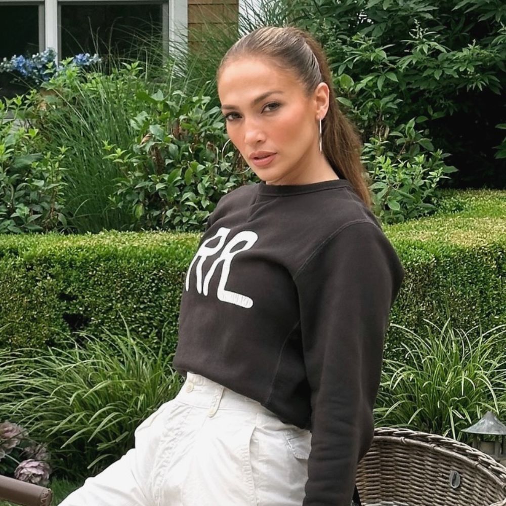 3 Flat Shoe Trends J.Lo Keeps Wearing With Cropped Trousers | Who What Wear