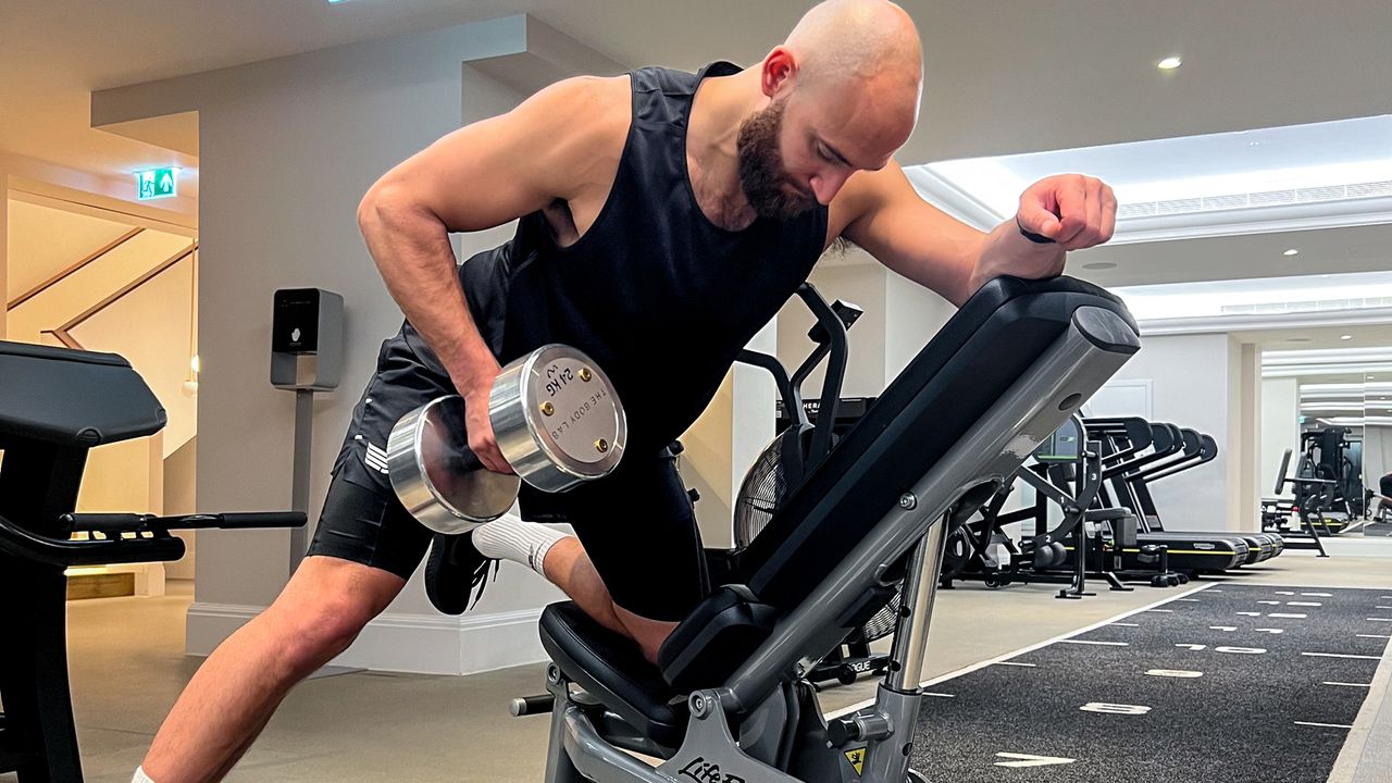 How to do a dumbbell row properly | Fit&Well