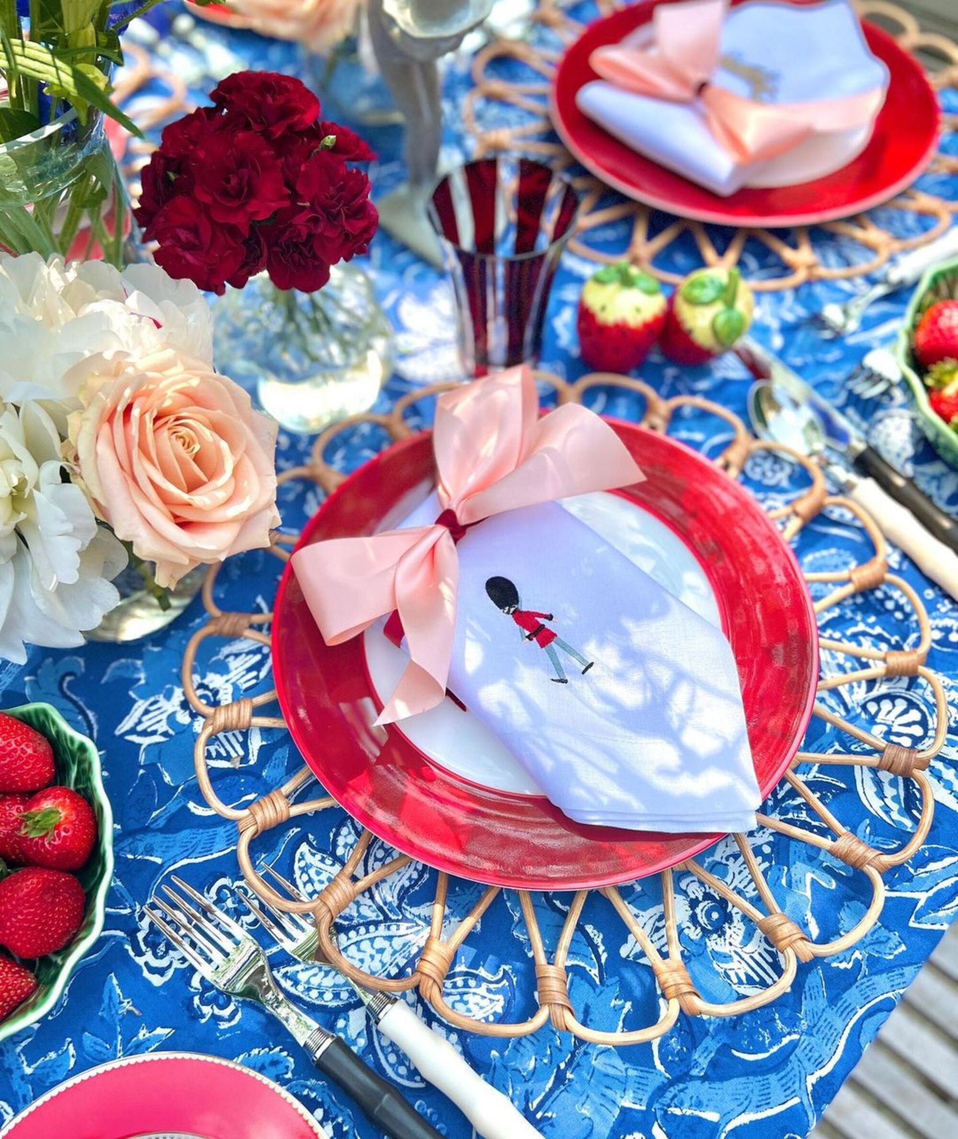 How to create a British table setting, from a tablescape pro | Livingetc