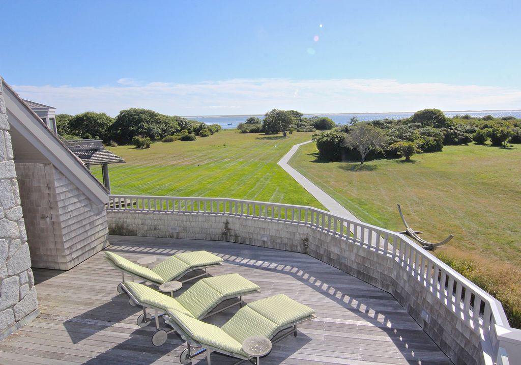 Inside Barack and Michelle Obama's Martha's Vineyard home | Homes and ...