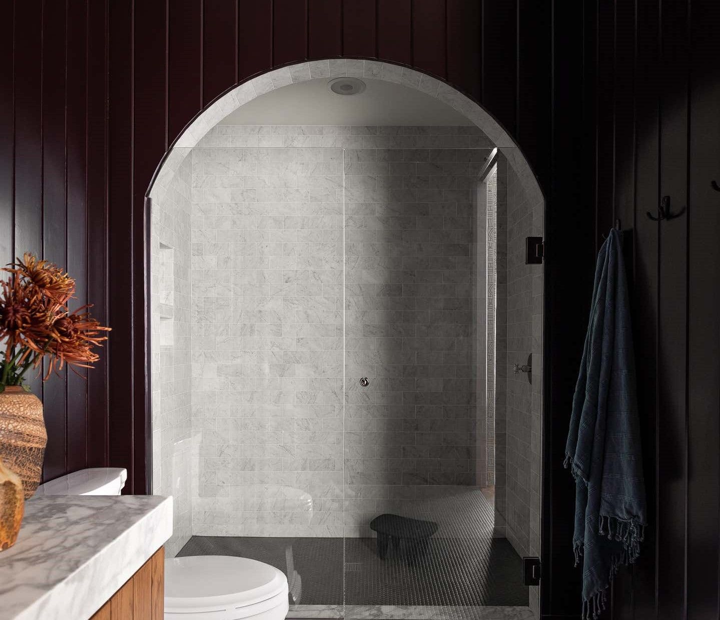 Designers love the color of Hailey Bieber's incredible walk-in shower ...