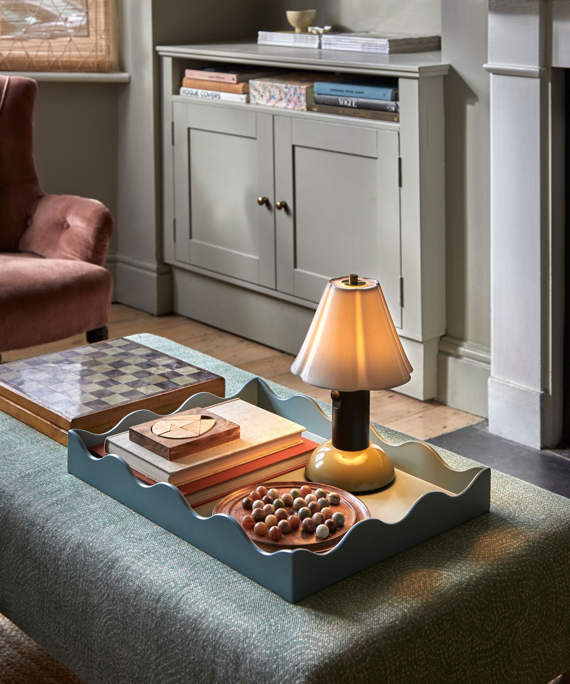How to store books in a small space: tips to maximize space | Homes and ...