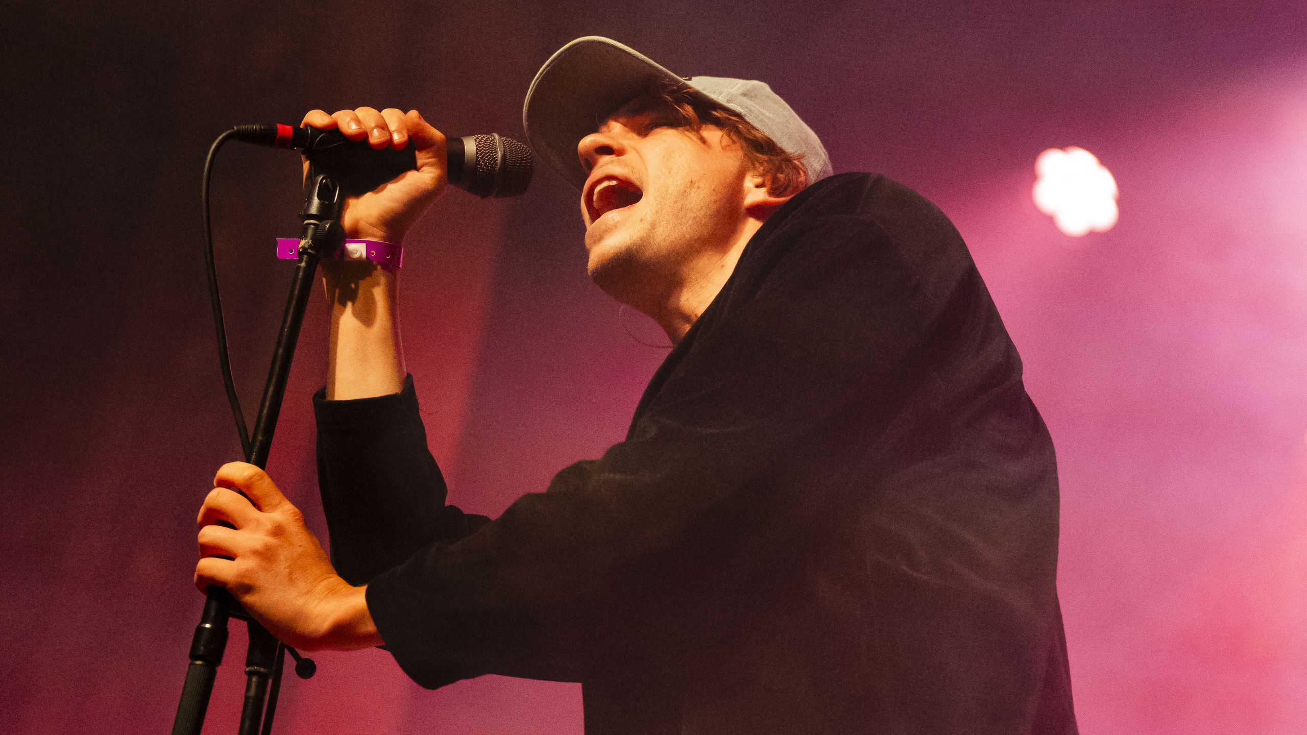 "Has anyone got a white Sprinter van outside? It's being robbed!": Band ...
