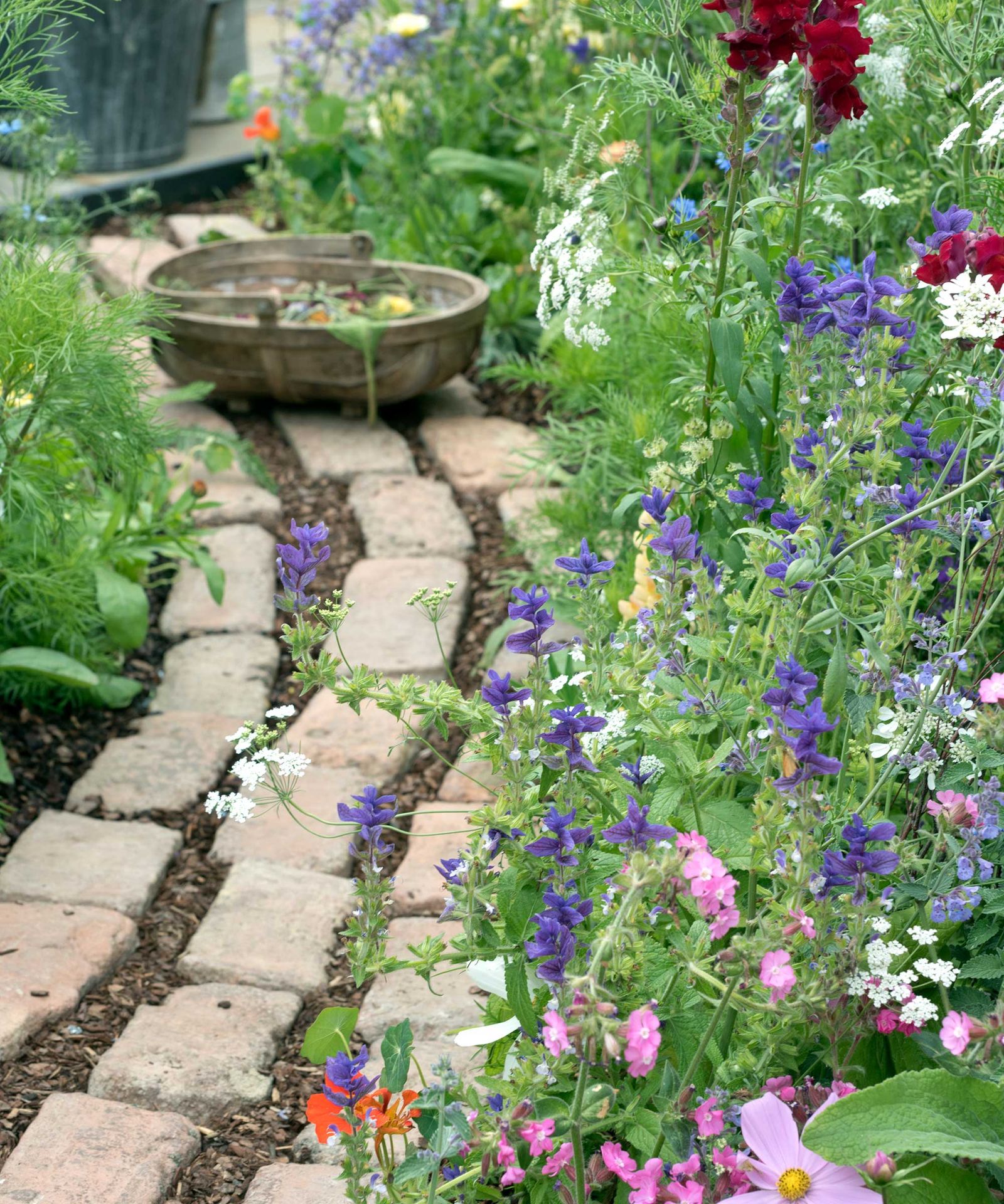 Garden path design rules: 5 tips from the experts | Homes and Gardens