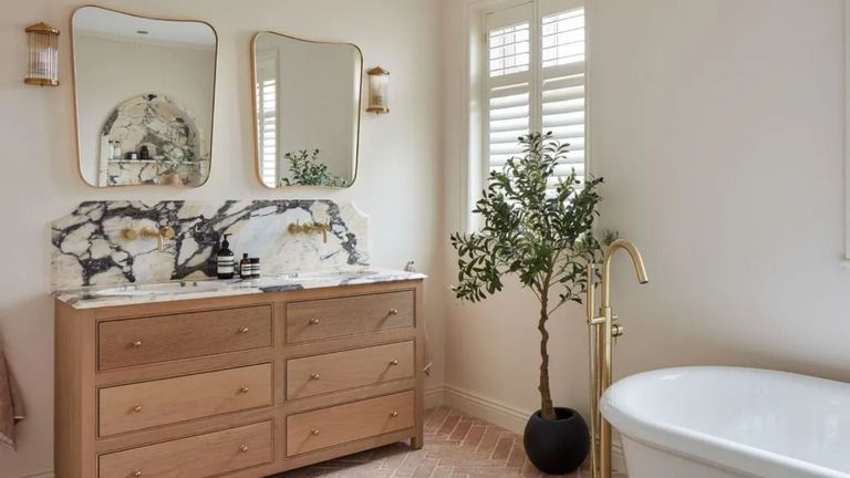 Awkward bathroom shapes: 7 expert solutions for odd layouts | Homes and ...