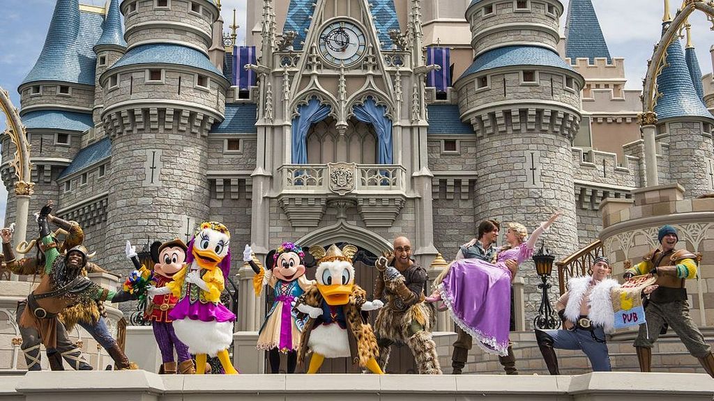 Viral Video Caught Magic Kingdom Parkgoers Wandering Around Disney ...