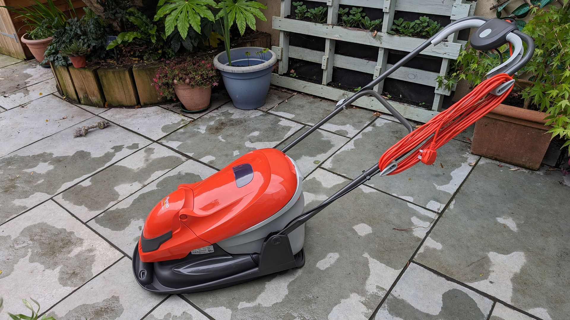Flymo Easiglide 300v Electric Hover lawnmower review | Ideal Home