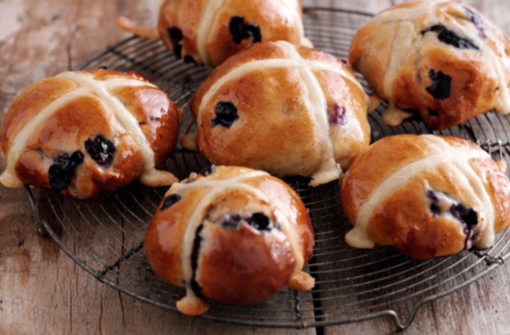 Blueberry hot cross buns | Breakfast Recipes | GoodtoKnow