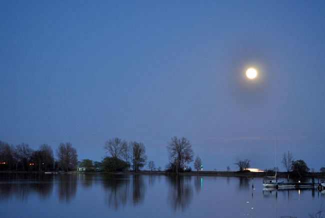 Full Moon Rising: Glitzy Photos of a Supermoon: Page 2 | Live Science