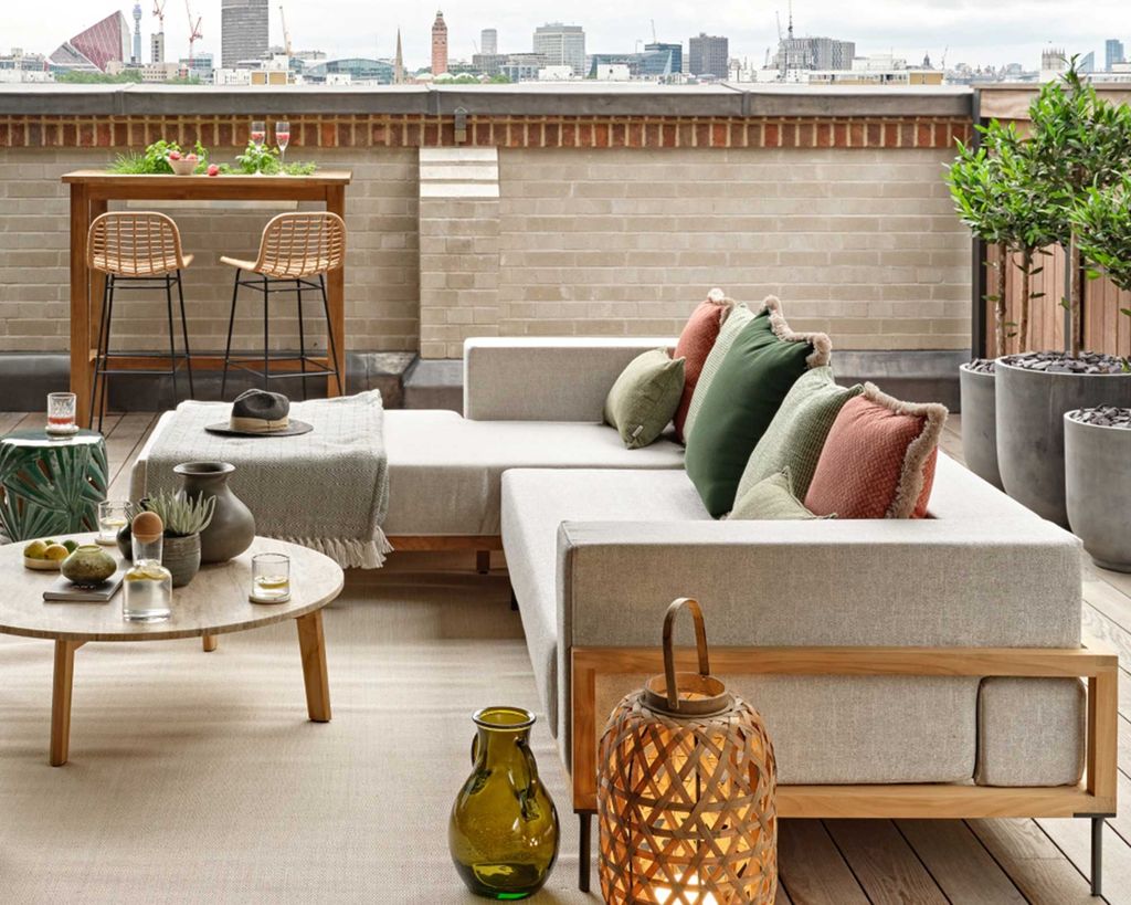 Deck Furniture Layout Ideas 11 Stylish Arrangements Gardeningetc