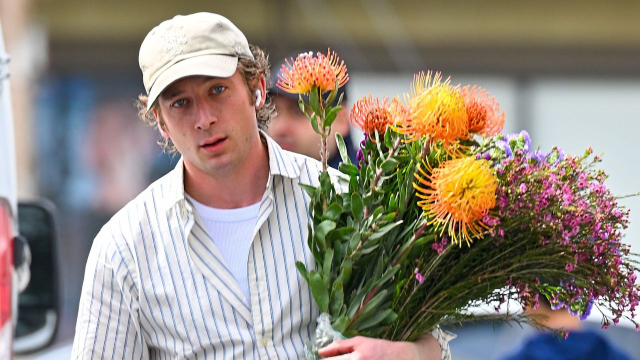How to revive flowers in a vase? An expert florist explains | Homes and ...