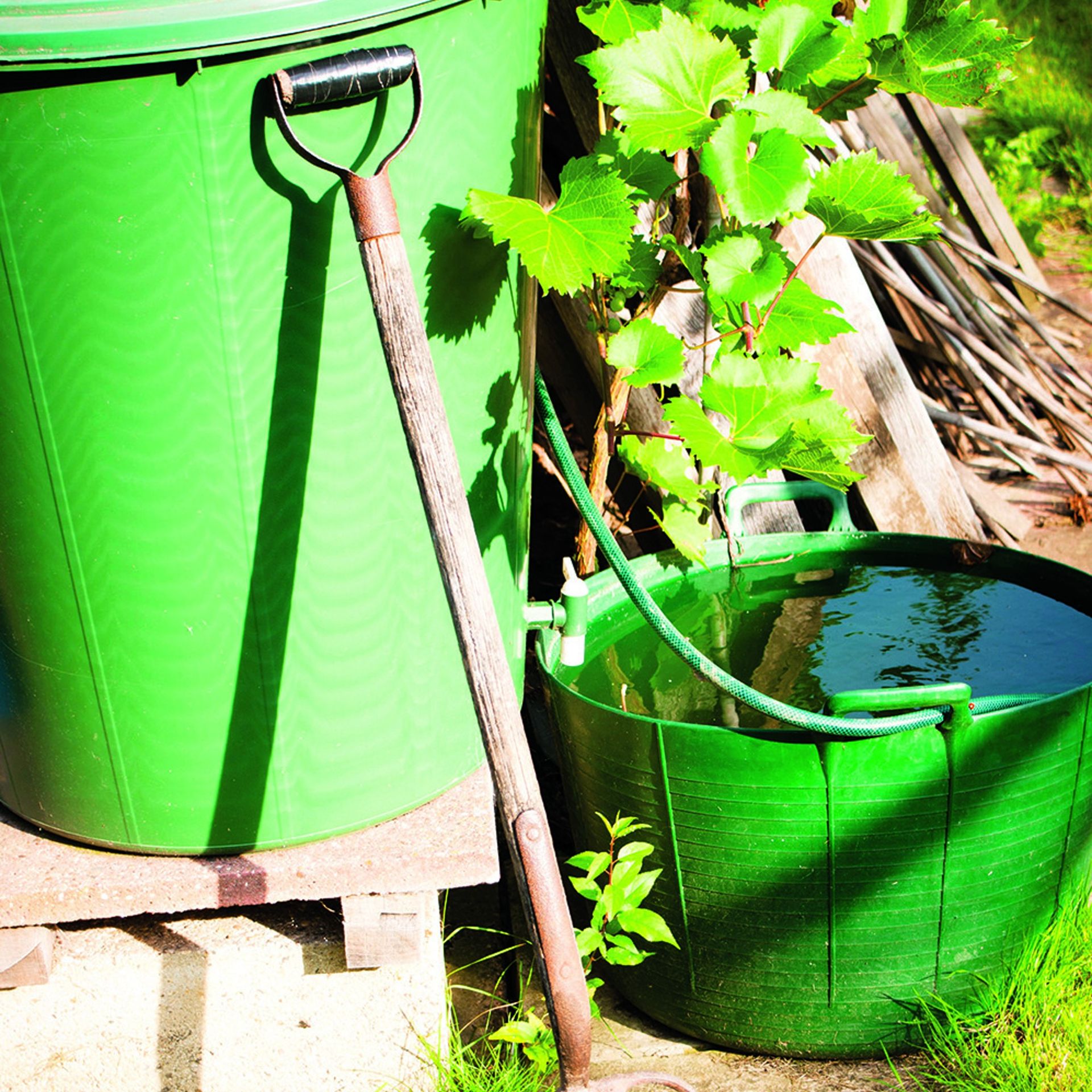 How to make a cheap water butt look more attractive, according to ...