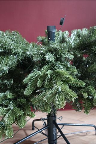 How to Fluff a Christmas Tree — A Step-by-Step Guide | Livingetc
