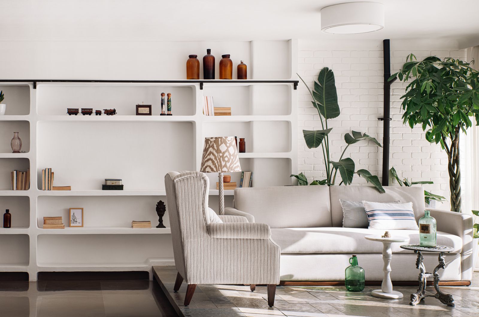 10 living rooms where open shelving is the hero | Livingetc