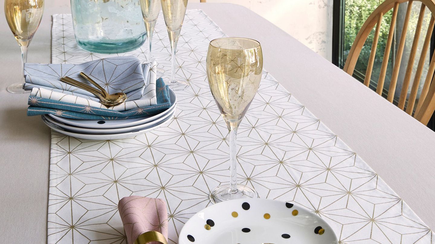These are our favourite Christmas table runners this year – add festive ...