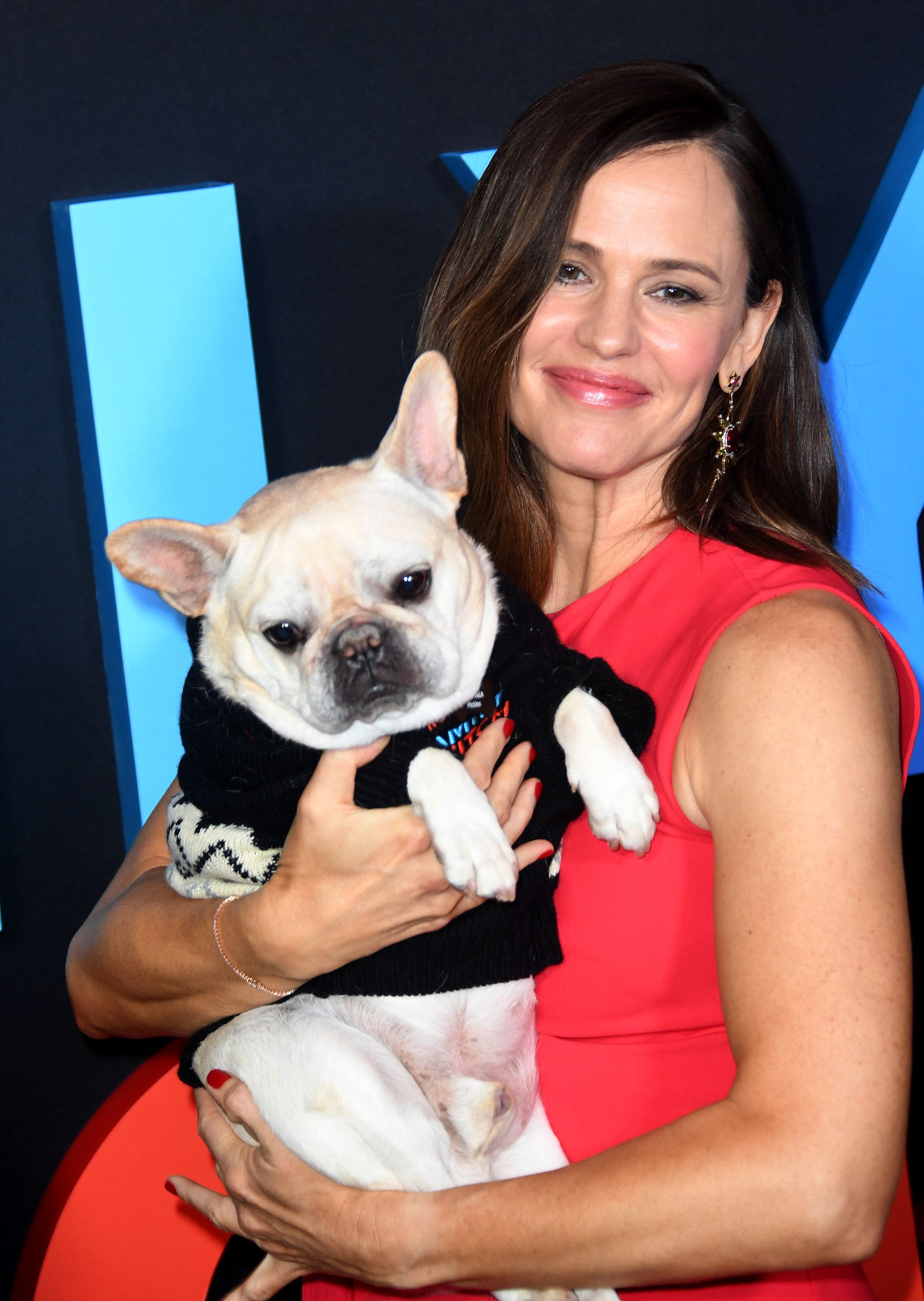 Jennifer Garner Pairs a Red Dress With Sneakers to Dance on the Red ...