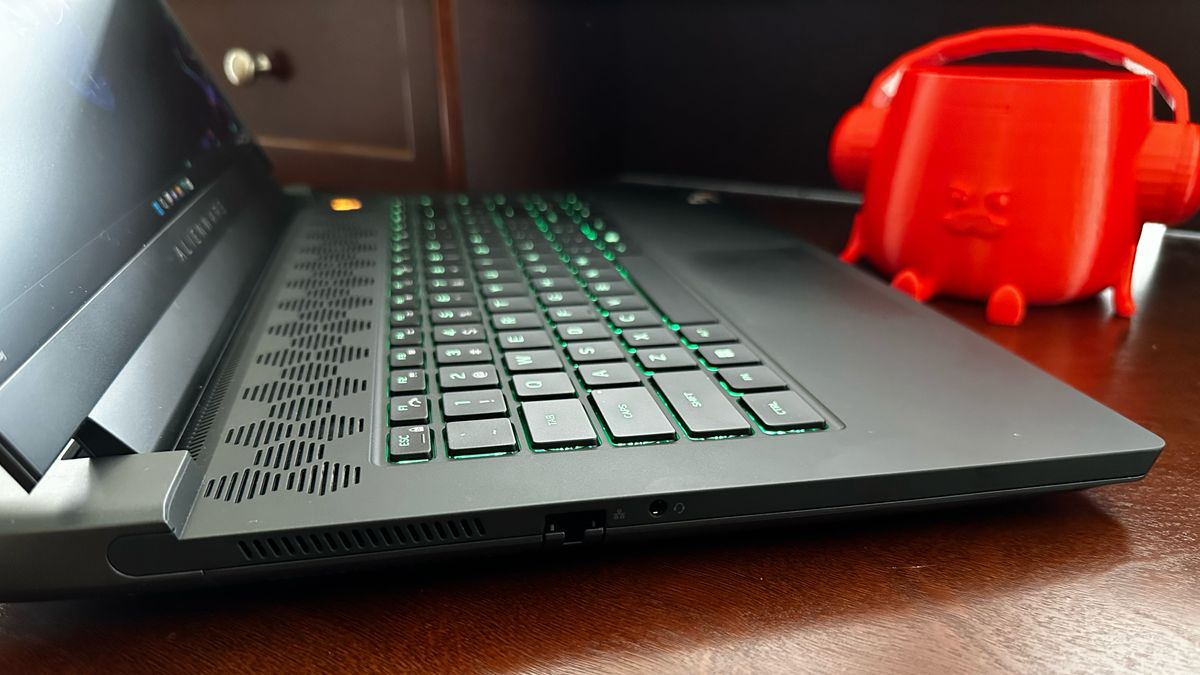 Alienware m15 R7 Review: Solid Gaming, Leading Endurance | Tom's Hardware
