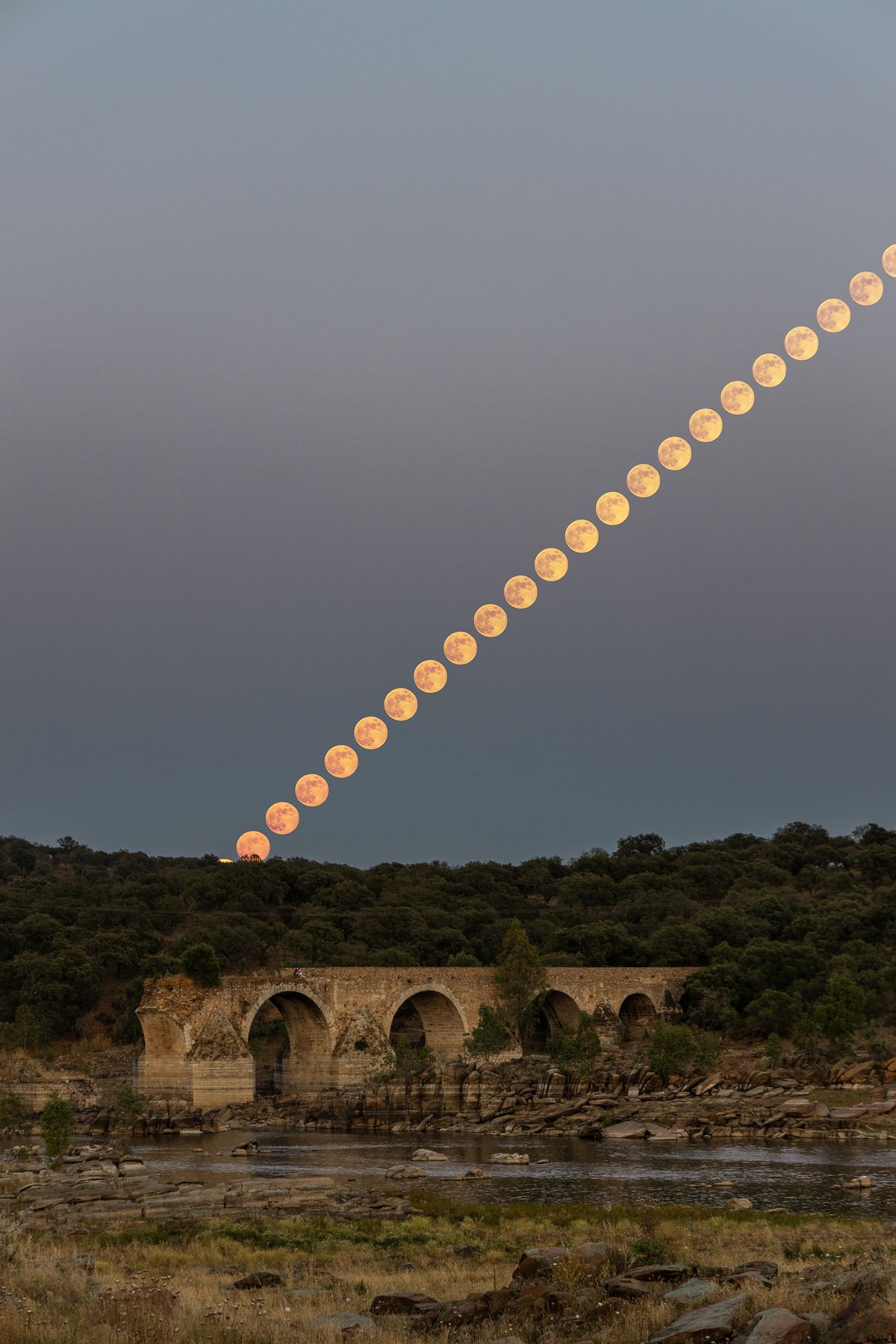 'Strawberry Moon' lunar eclipse treats skywatchers around the world ...