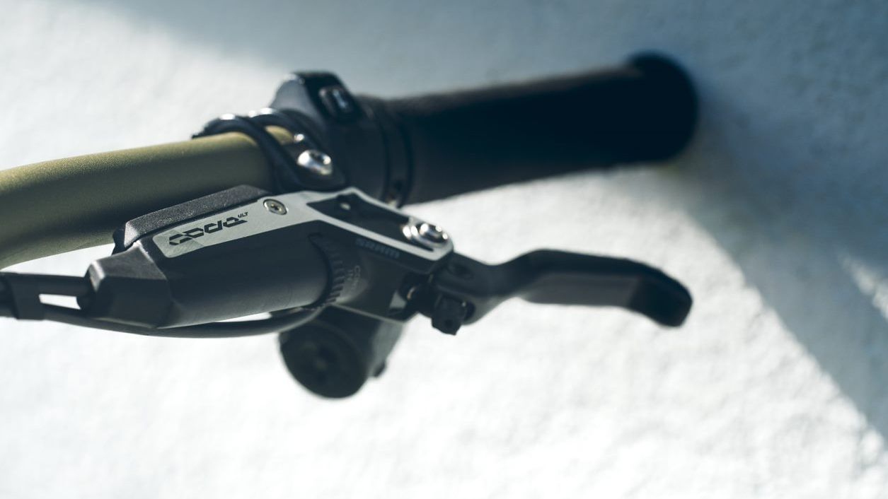SRAM's new slimline Stealth brake levers give a cleaner looking cockpit ...