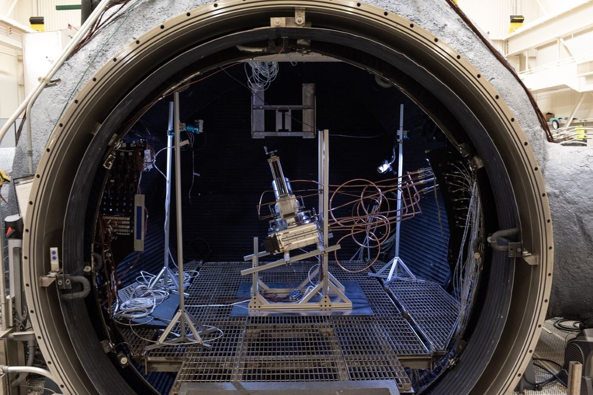 NASA squeezes oxygen from mock moon dust to help astronauts breathe ...