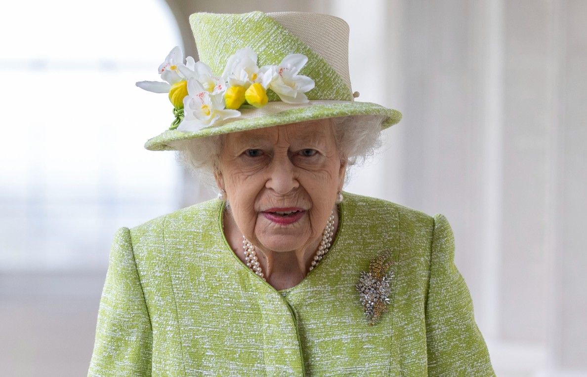 Fans 'praying' for Queen as she gets back to work after Covid scare ...