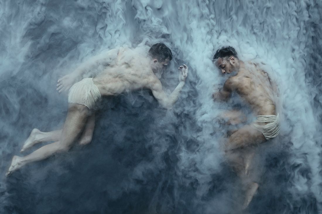 Dance performance costumes made of knitted spider silk | Wallpaper