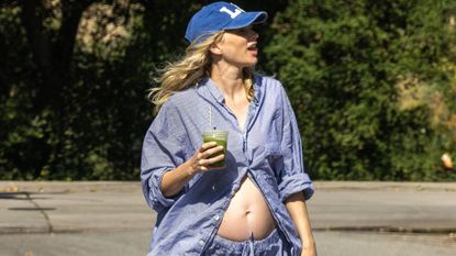 It Girls Are Wearing This Easy Pant Trend With Flip-Flops in 2026 | Who ...