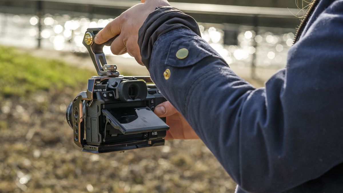 SmallRig Fujifilm X-T5 retro handheld cage kit review | Digital Camera ...