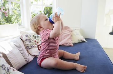 How to cool a baby down in hot weather: 10 tips parent needs to know ...