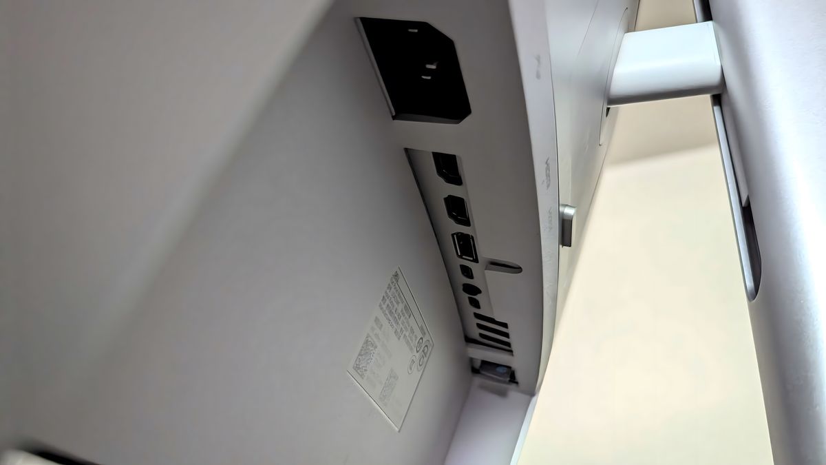 Dell UltraSharp 34" Curved Monitor (U3423WE) review: Less screen, more ...