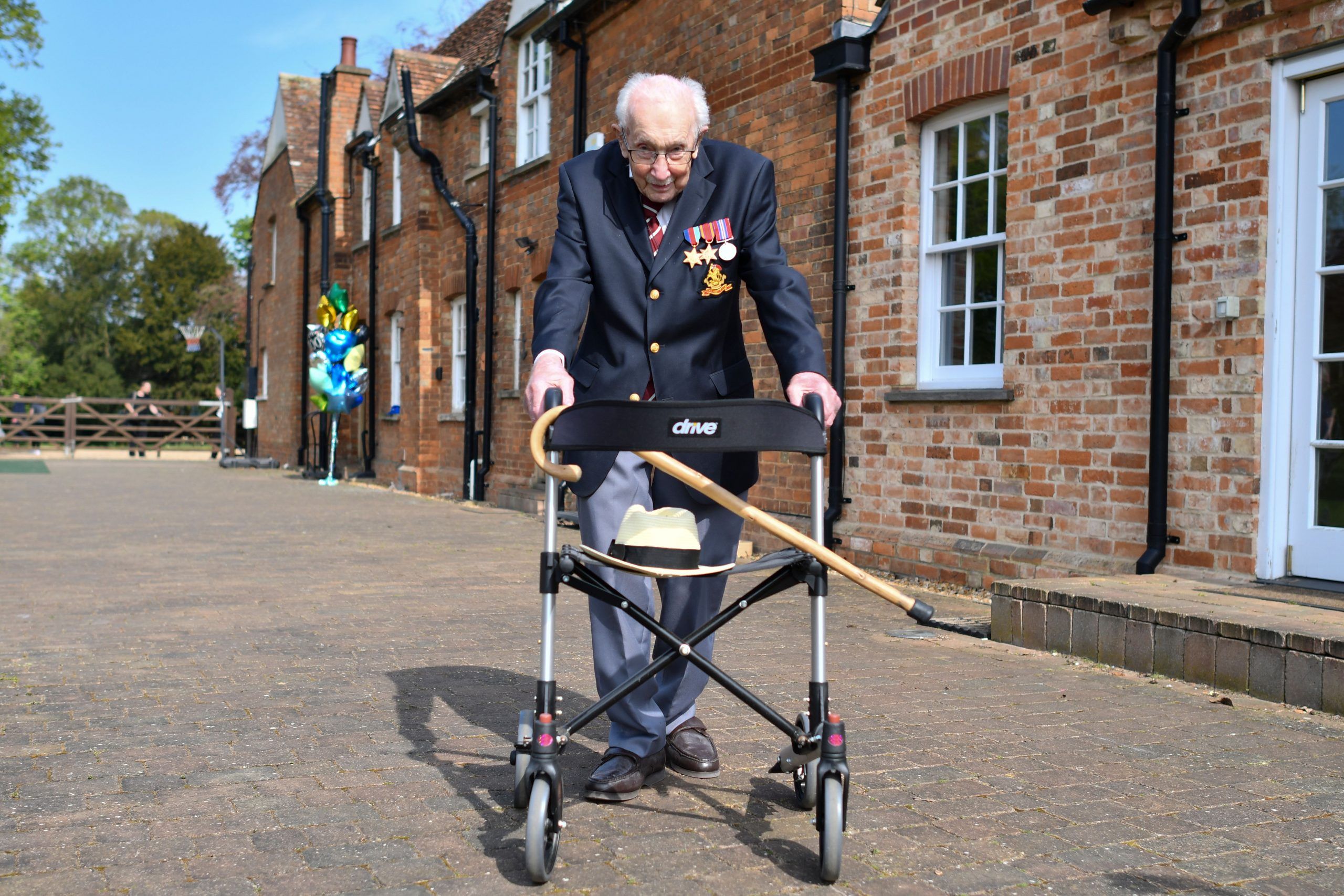 How to donate to Captain Tom Moore: see his NHS fundraising efforts ...