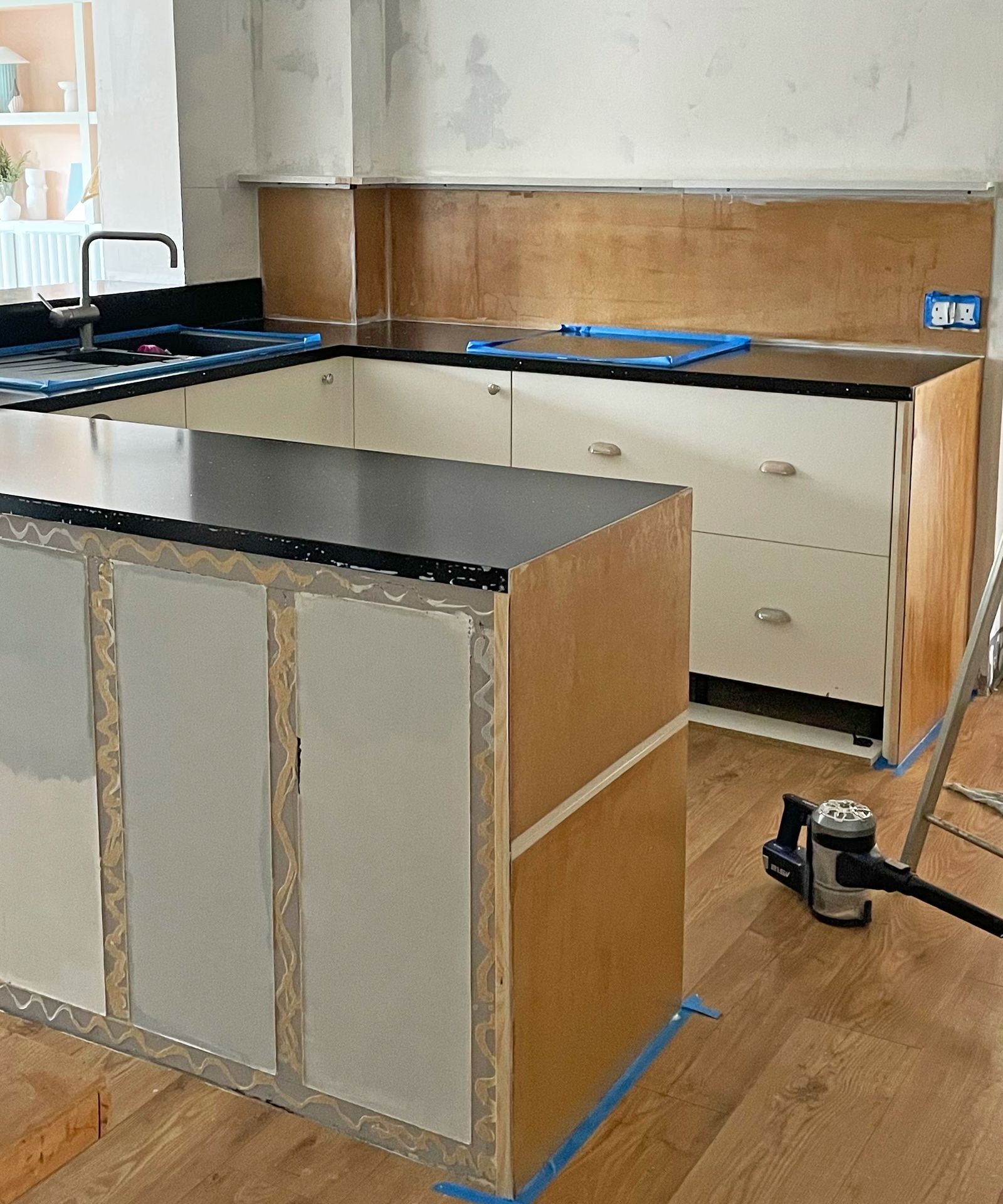 How to microcement kitchen worktops: A seriously cool upgrade | Real Homes